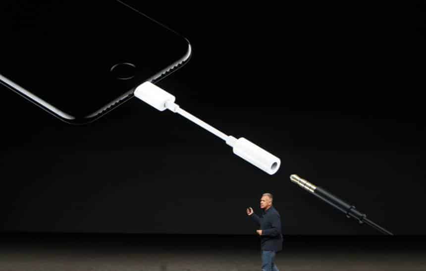 Saiba como a Apple usou o espaço da entrada de fones no iPhone 7 ...