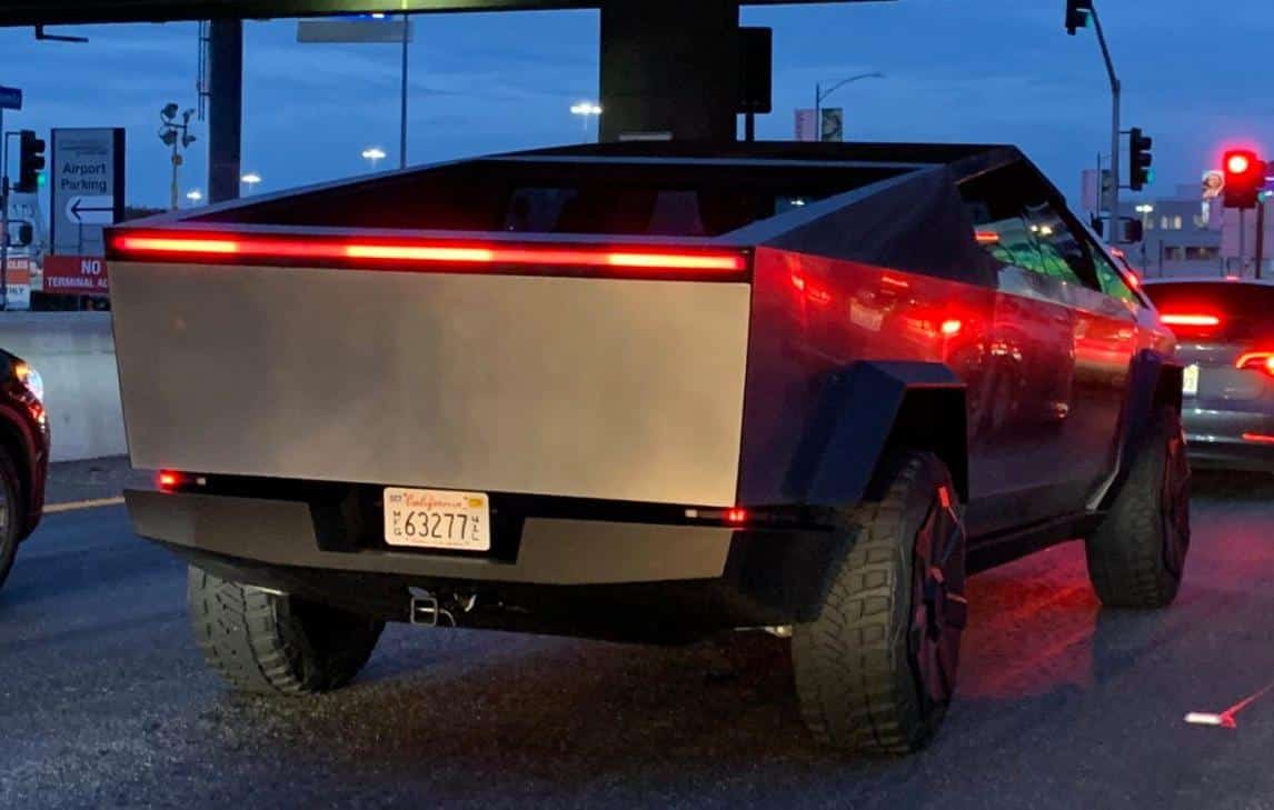Cybertruck da Tesla é flagrada em alta velocidade nas ruas de Los ...
