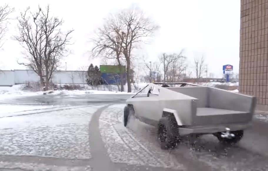 Mini Cybertruck 'patina' sobre a neve; assista - Olhar Digital