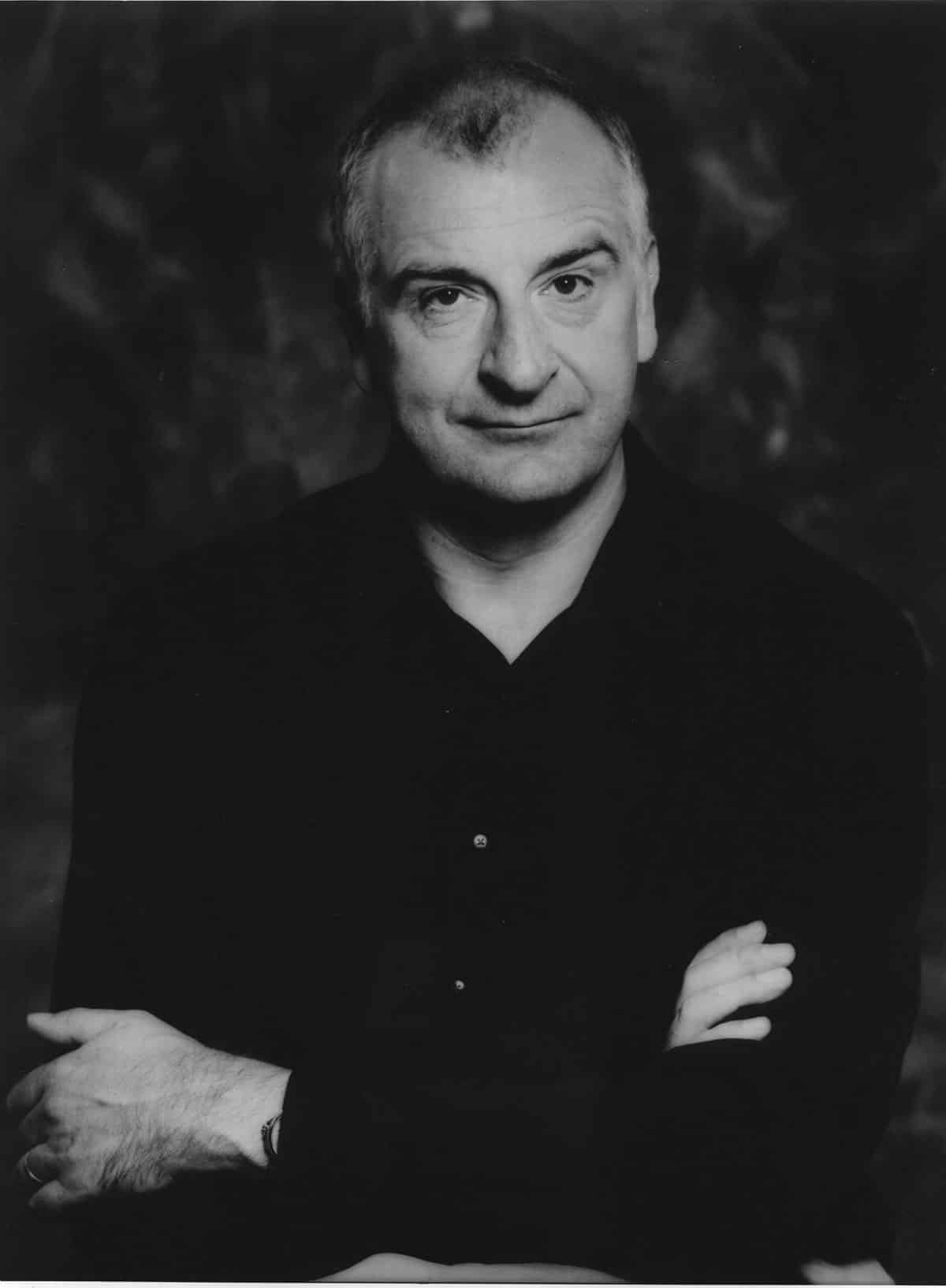 Douglas Adams e a história por trás do 'Dia da Toalha' - Olhar Digital