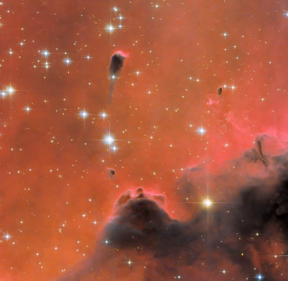 Nebulosa brilhando em vermelho é capturada pelo Hubble - Olhar Digital