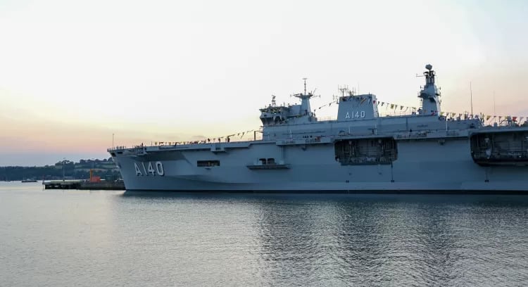 Maior navio da Marinha vai auxiliar nos resgates no litoral de SP ...