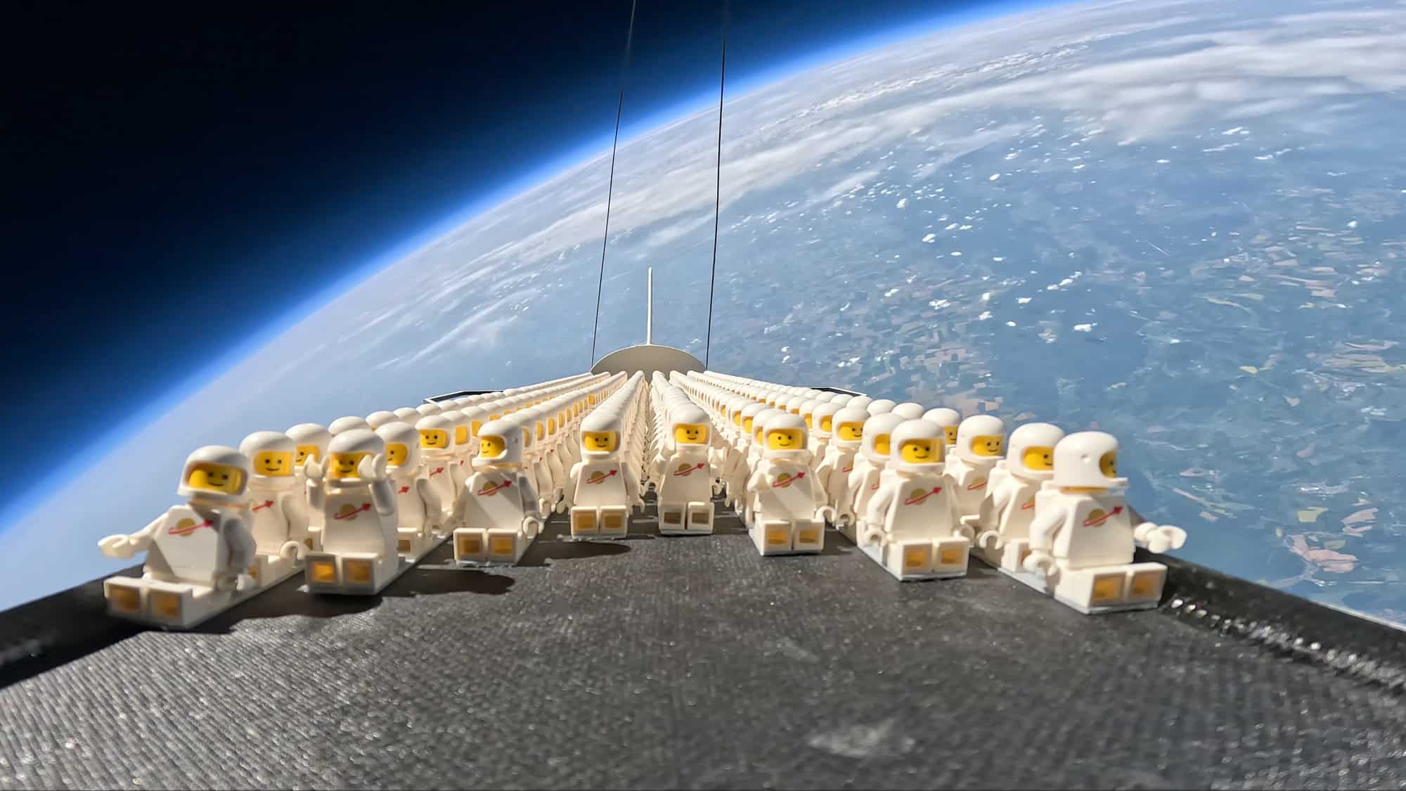 Mil astronautas de Lego flutuam no espaço em missão inédita - Olhar Digital
