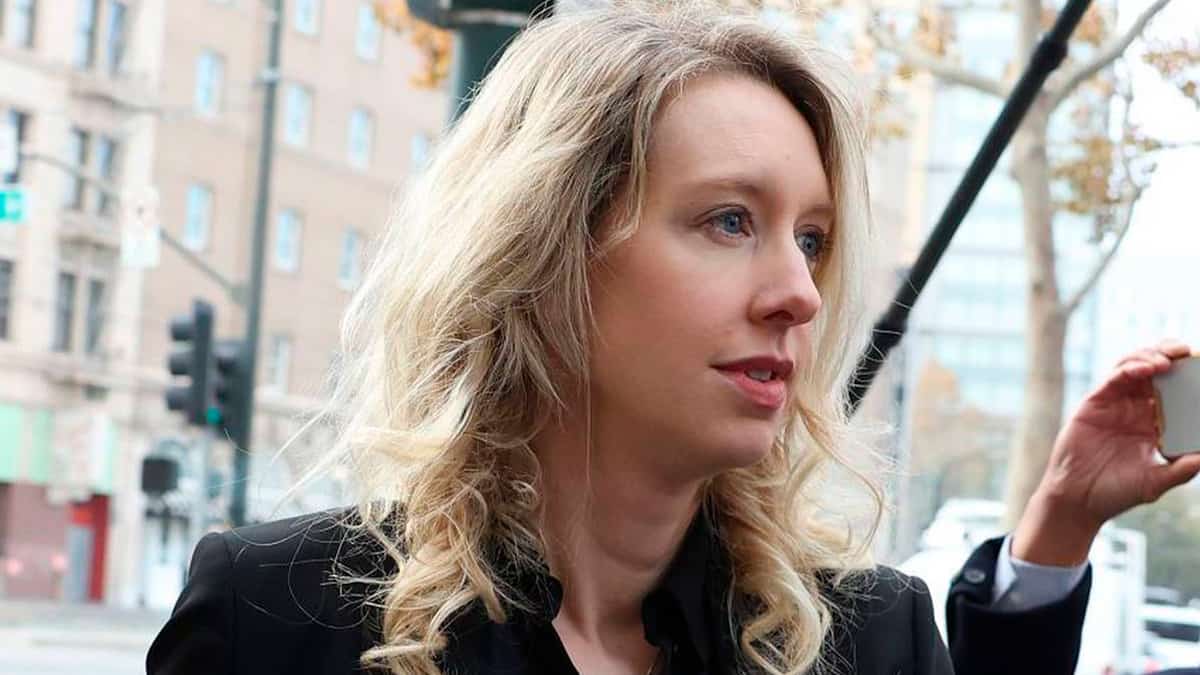 Elizabeth Holmes pode sair da cadeia antes do esperado; entenda